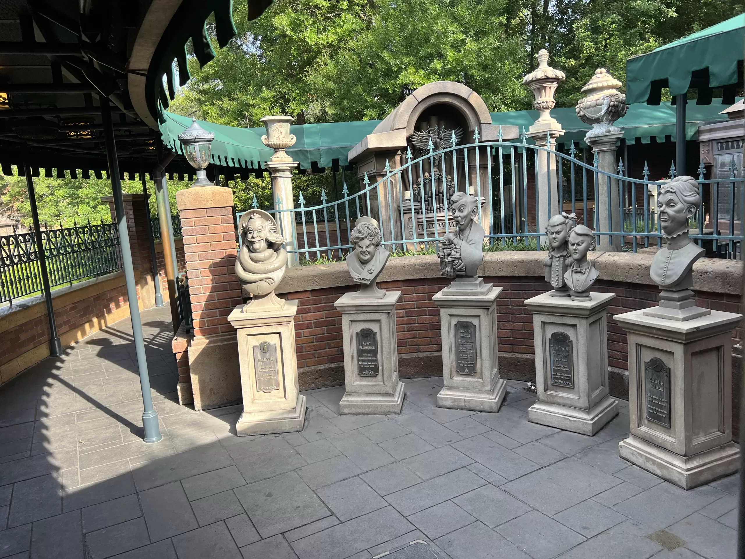 10 Surprising Secrets of Disney's Haunted Mansion: From the Graveyard ...